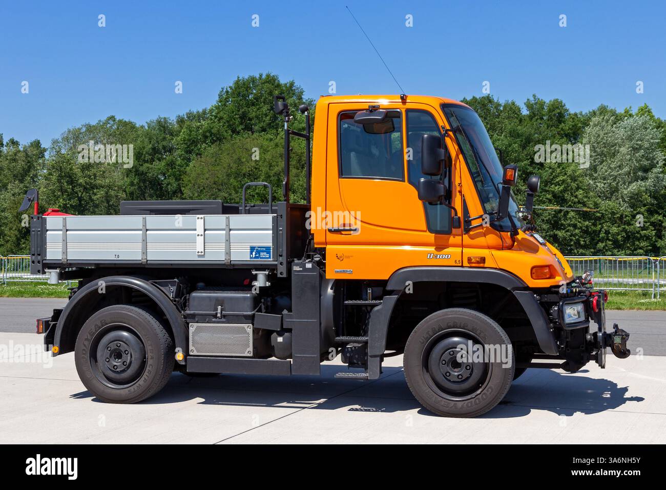 Mercedes benz u300 hi-res stock photography and images - Alamy
