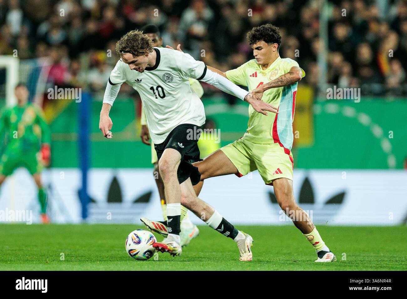 Zweikampf Nick Woltemade (Deutschland U21, 10), Stefan Bajcetic (Spanien U21, 4) U21 L?nderspiel ...