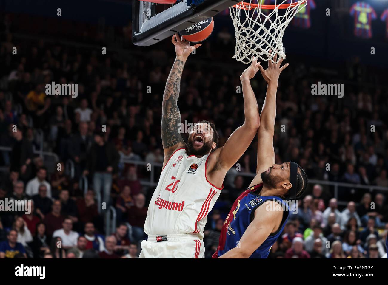 Elias Harris of FC Bayern Munich and Jabari Parker of FC Barcelona in ...