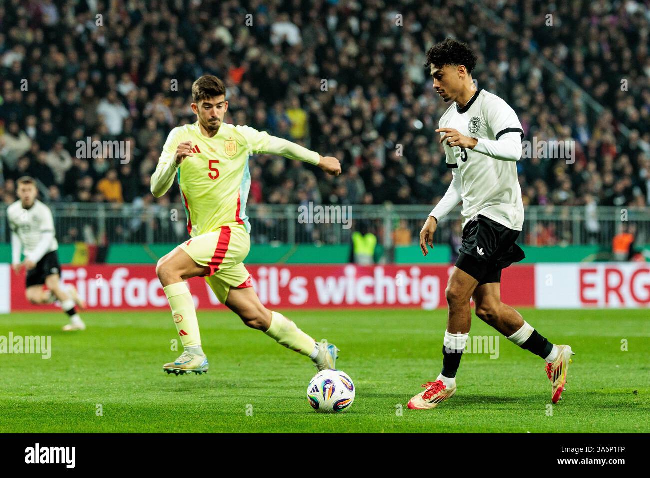 Darmstadt, Deutschland. 25th Mar, 2025. Zweikampf Kike Salas (Spanien U21, 5), Nathaniel Brown ...