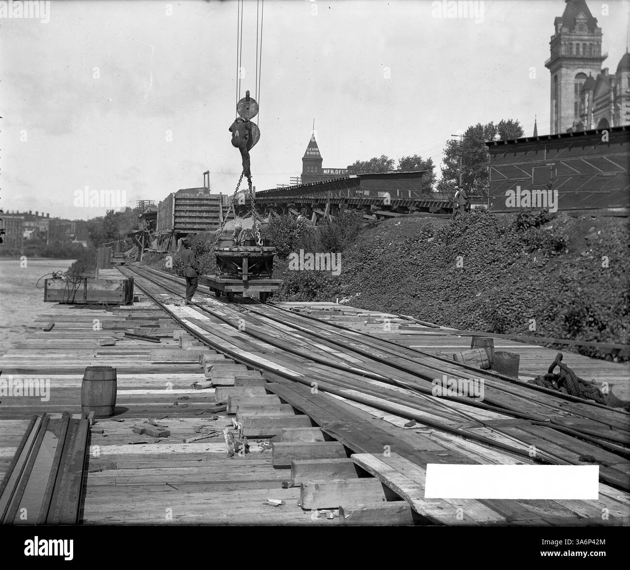 This image shows the construction of the Third Avenue Bridge, with a ...