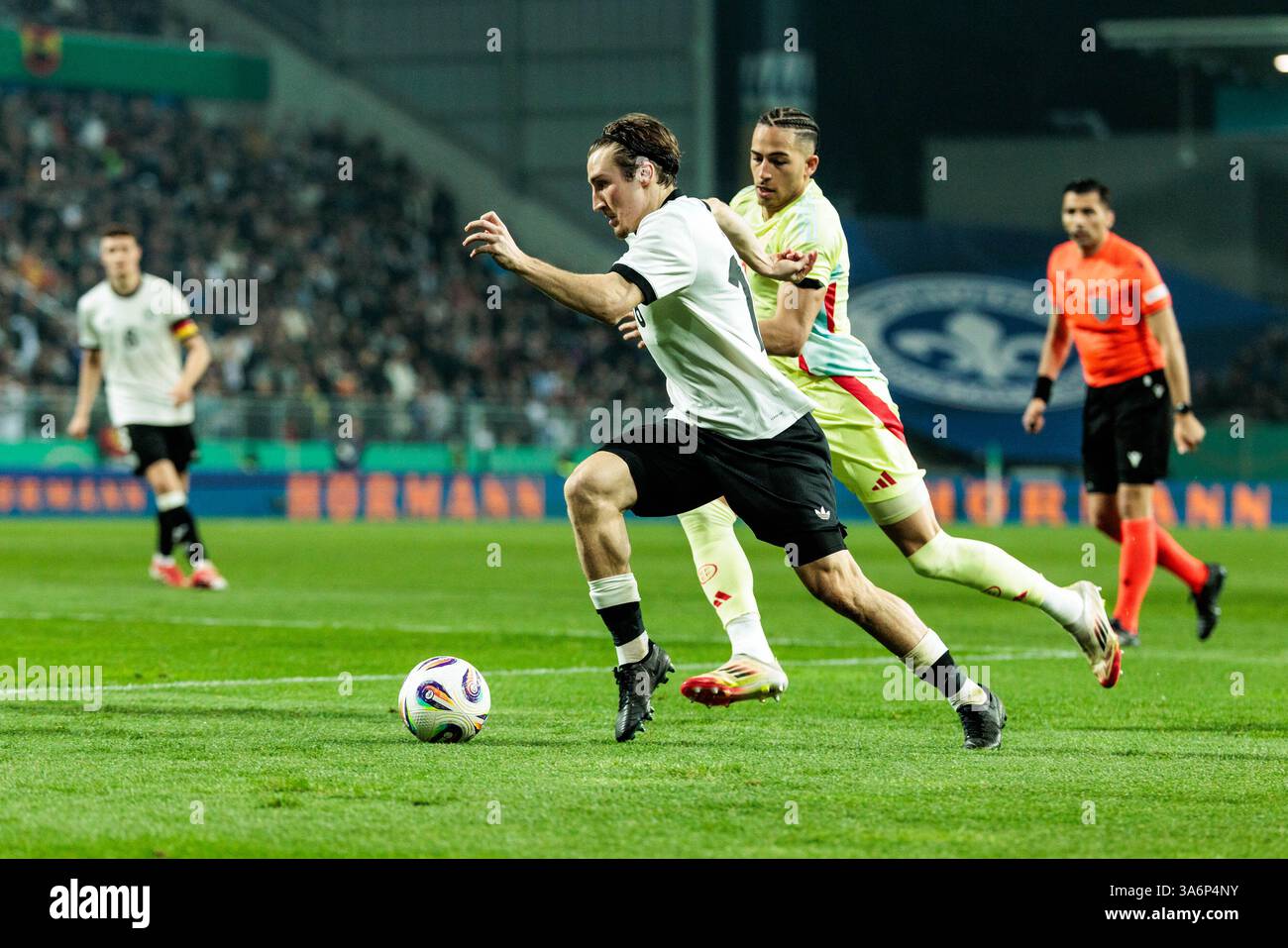 Zweikampf Rocco Reitz (Deutschland U21, 18), Mateo Joseph (Spanien U21 ...
