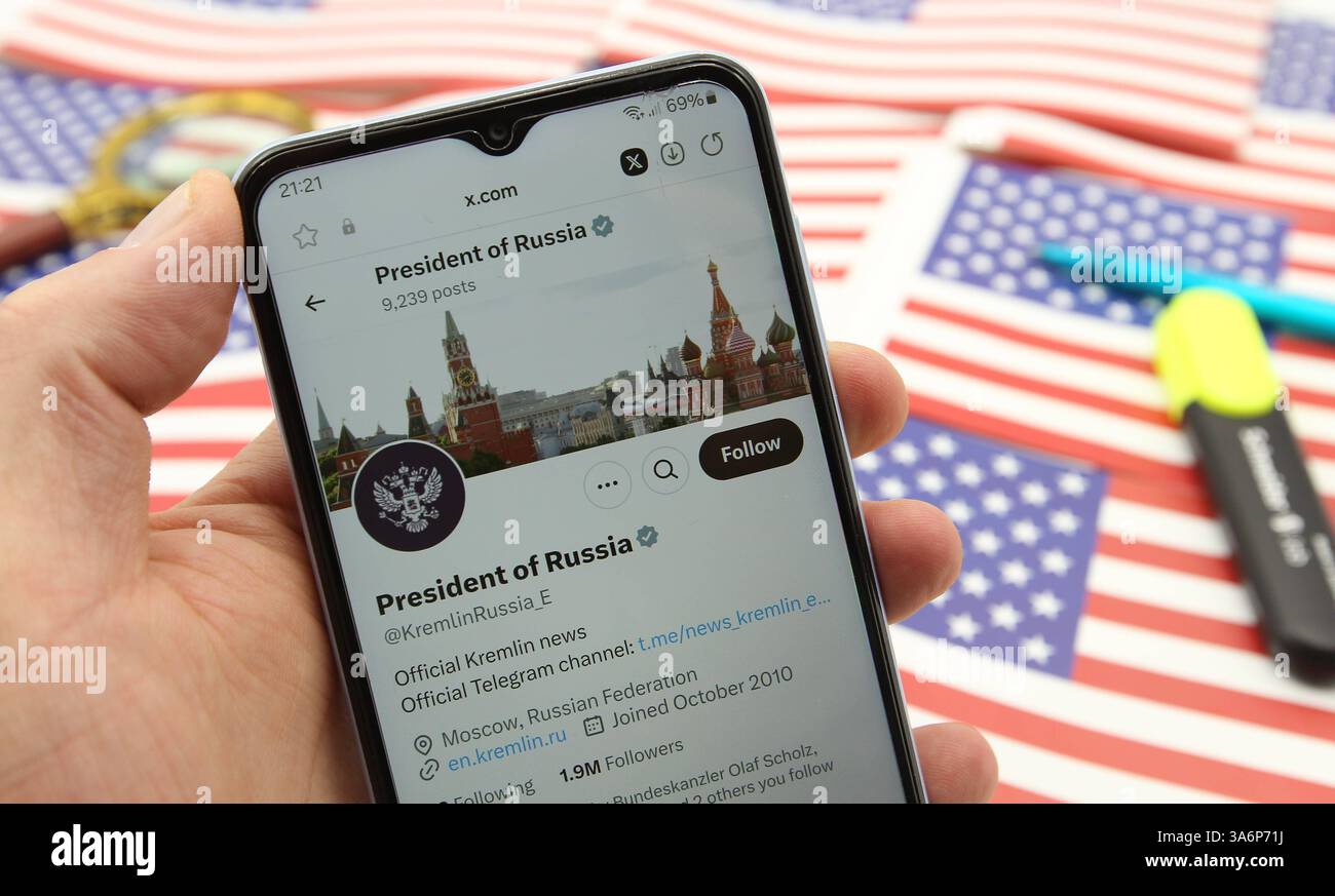 Auf einem Schreibtisch liegen Flaggen der USA, ein Textmarker und ein Kugelschreiber. Davor ...