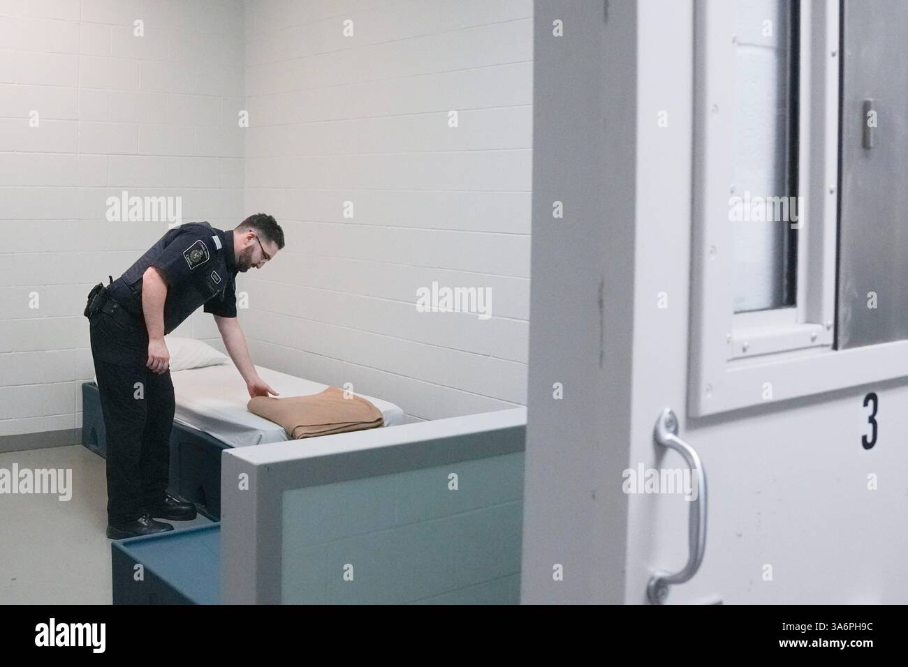 Toronto, Canada. 19th Feb, 2025. A Canada Border Services Agency staff ...