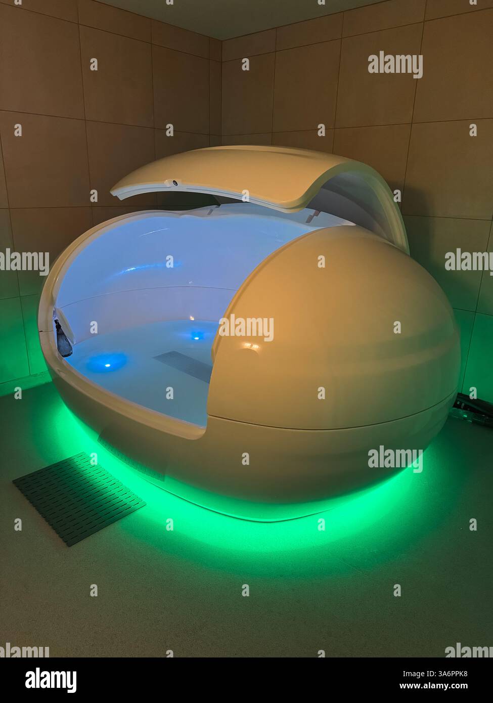 Float spa pod hi-res stock photography and images - Alamy