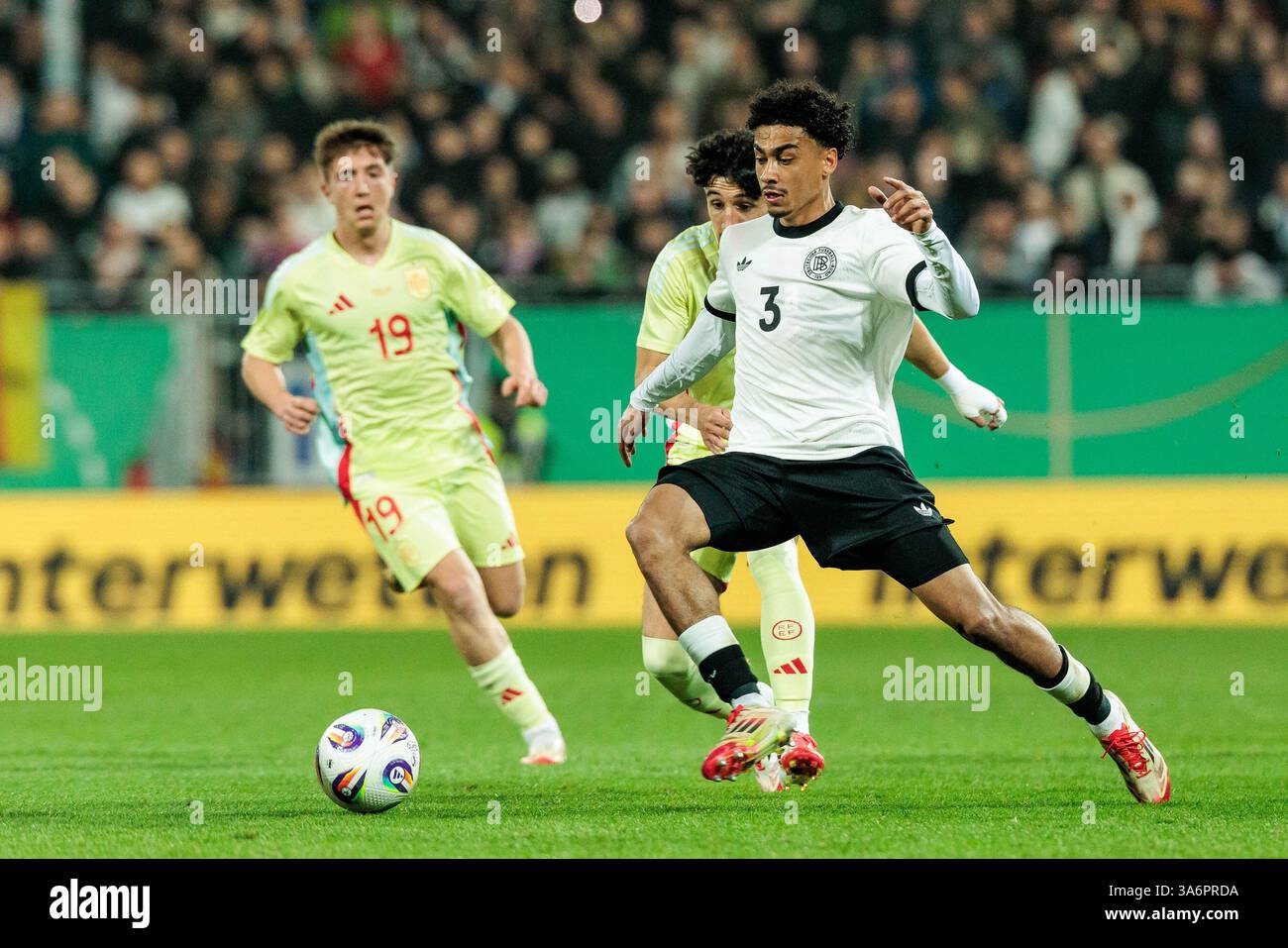 Darmstadt, Deutschland. 25th Mar, 2025. Nathaniel Brown (Deutschland U21, 3) am Ball U21 L ...