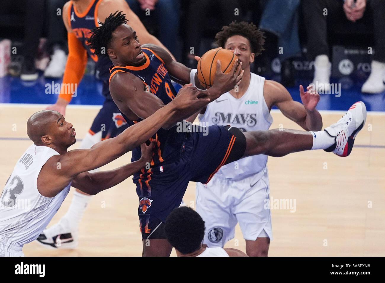 New York Knicks' OG Anunoby, center, drives past Dallas Mavericks' Kai ...