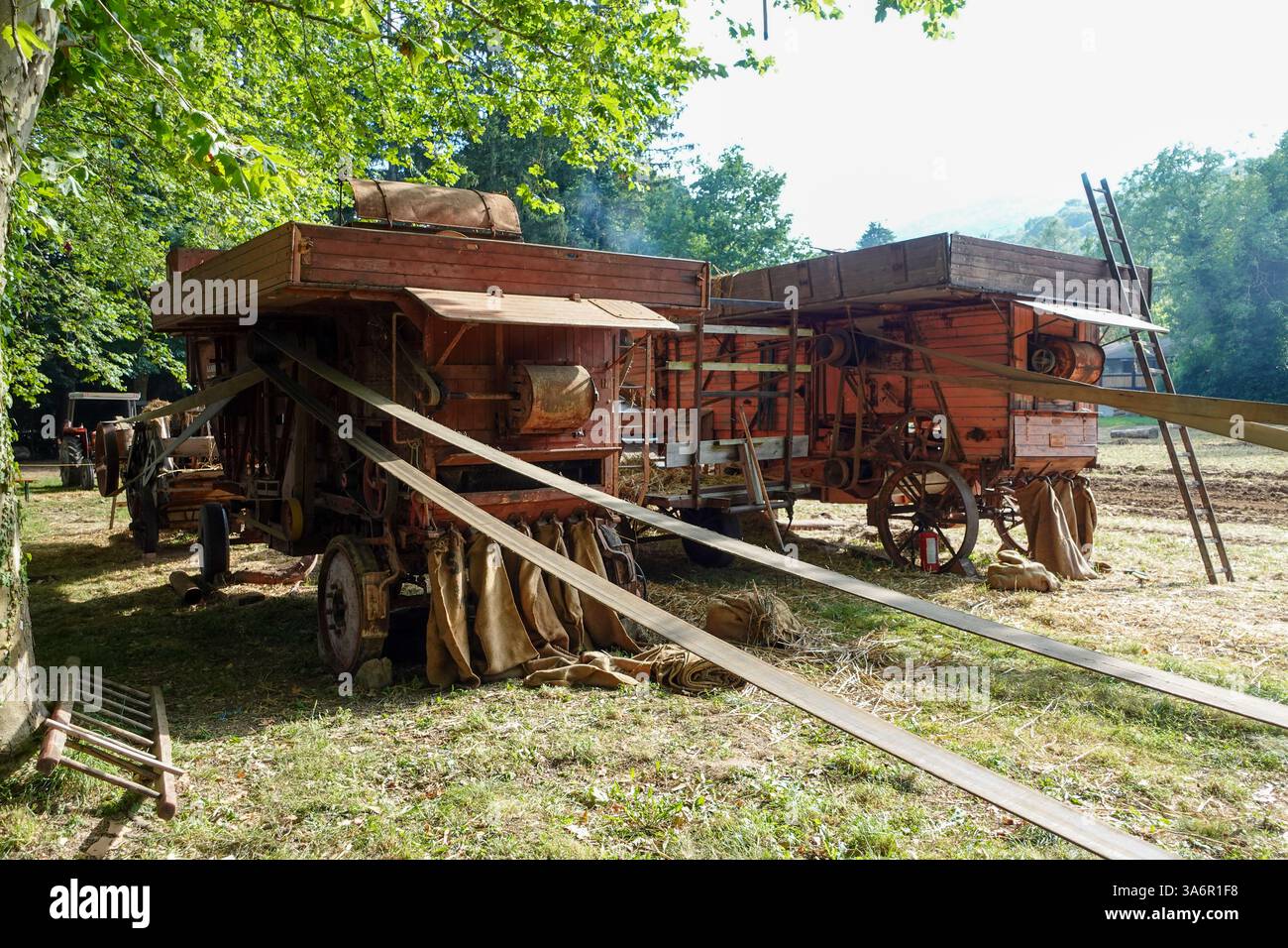 Vintage straw threshing machinery hi-res stock photography and images ...