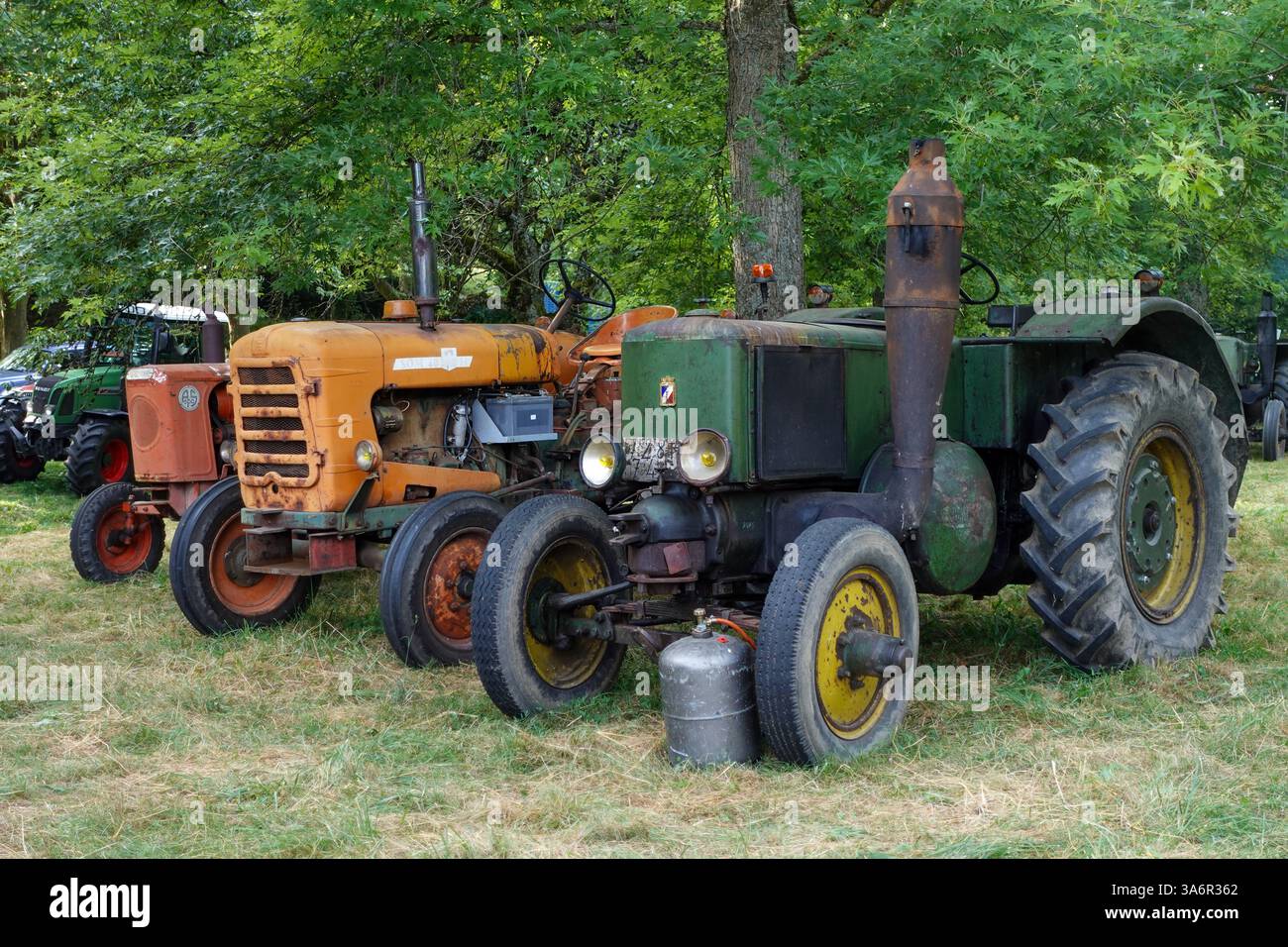 Vintage green tractors farm hi-res stock photography and images - Alamy