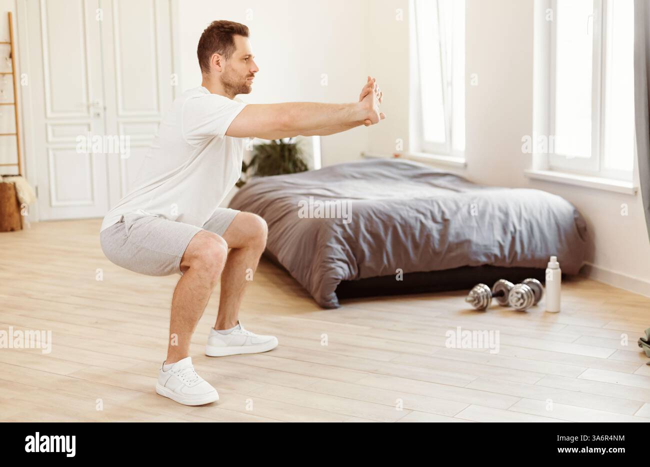 One legged squat man hi-res stock photography and images - Alamy
