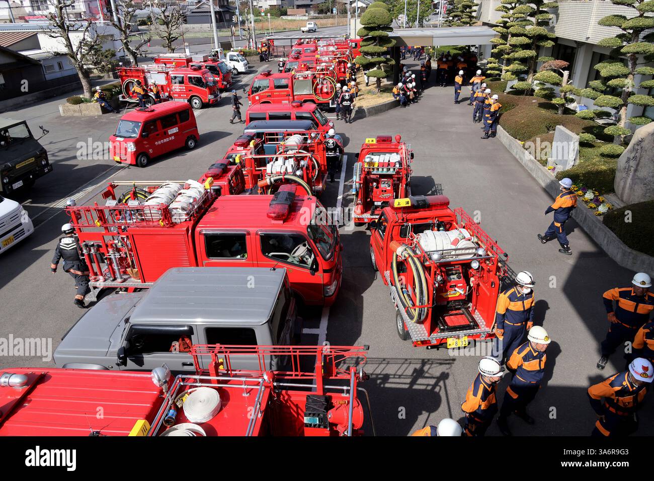 Firefighters and fire engines gather to put out a spreading forest fire ...