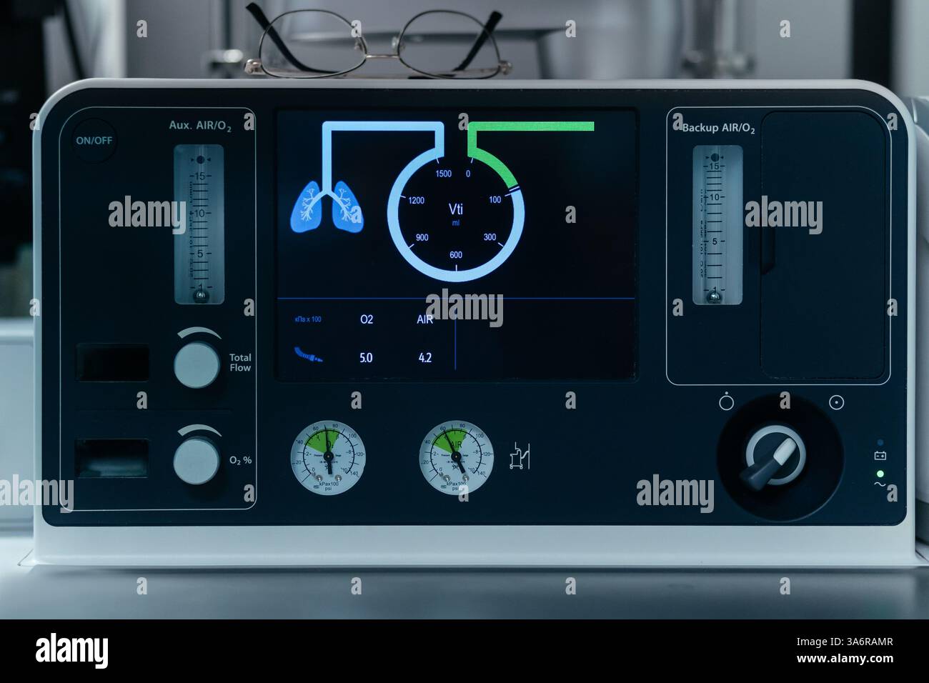 Artificial lung ventilation monitor in the intensive care unit. Medical ...