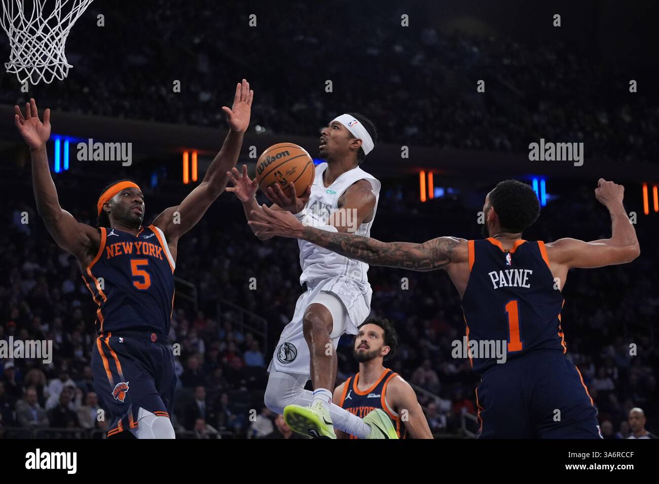Dallas Mavericks' Brandon Williams (10) drives past New York Knicks ...