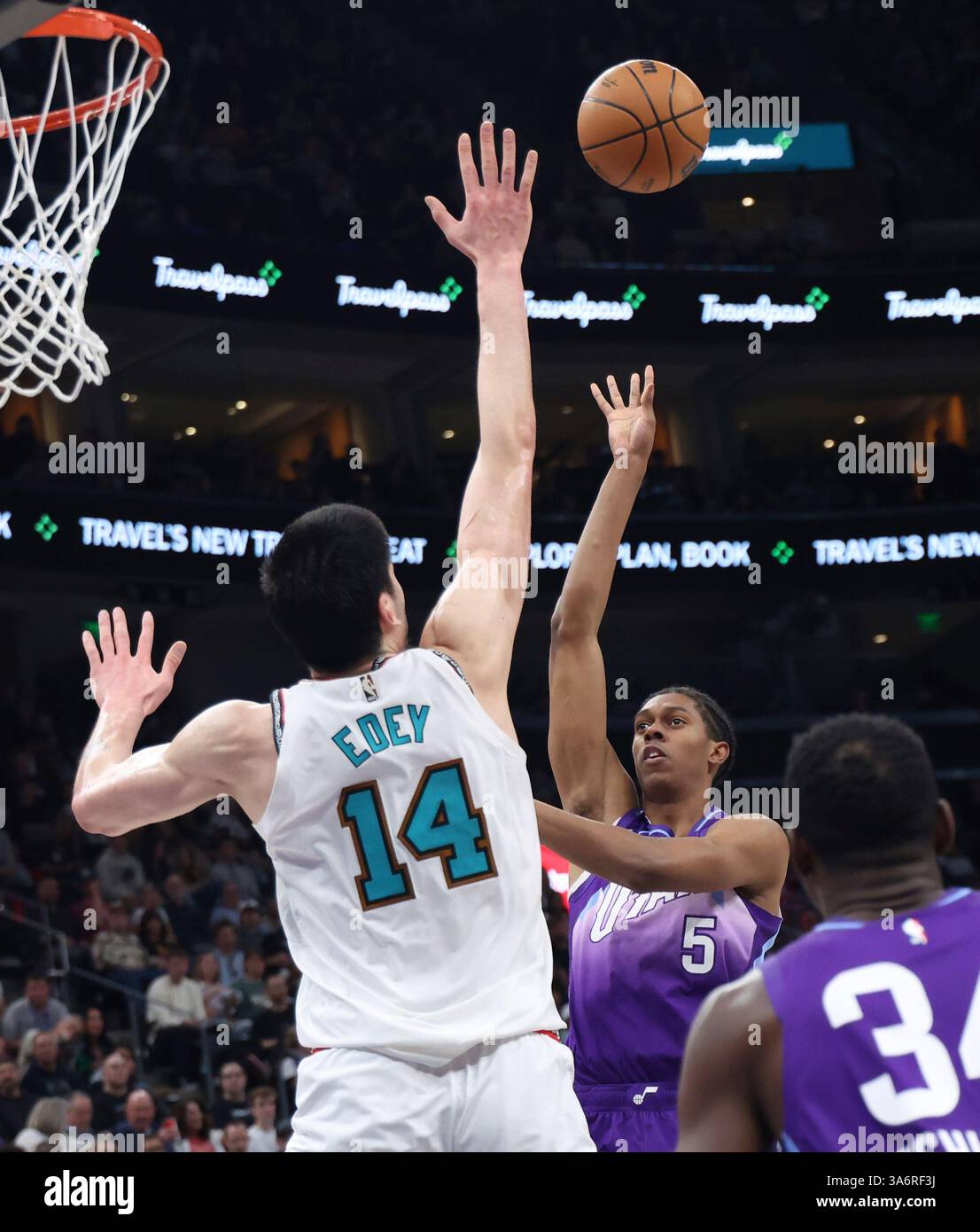 Utah Jazz forward Cody Williams (5) shoots over Memphis Grizzlies ...