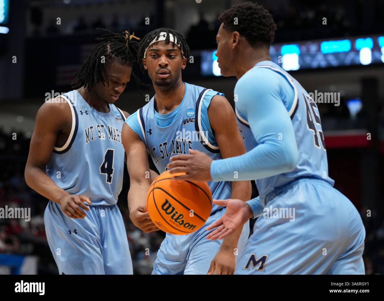 Mount St. Mary's Jedy Cordilia (14) passes to Xavier Lipscomb (45 ...