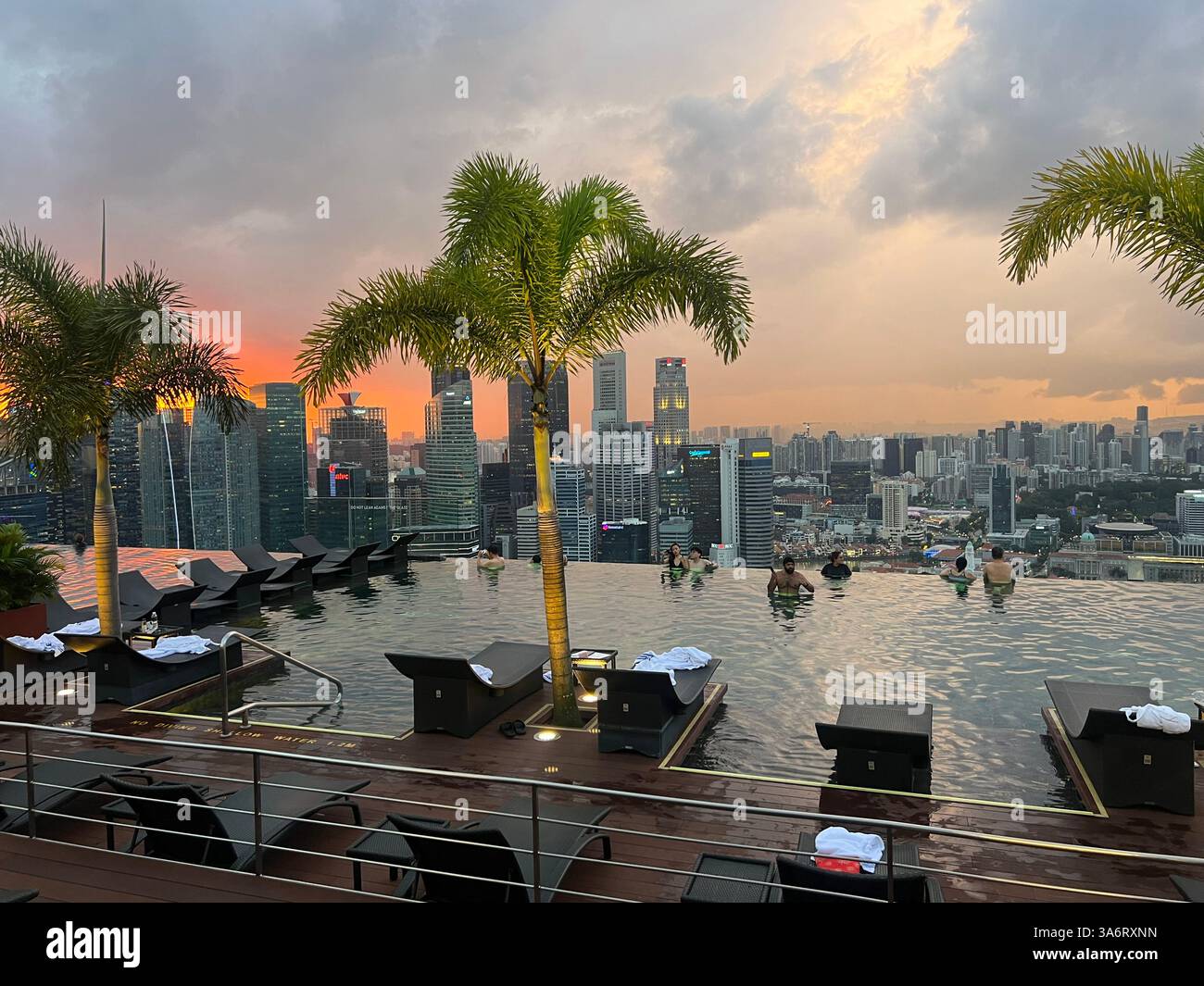 MARINA BAY SANDS CITY VIEW FROM INFINITY POOL Stock Photo - Alamy