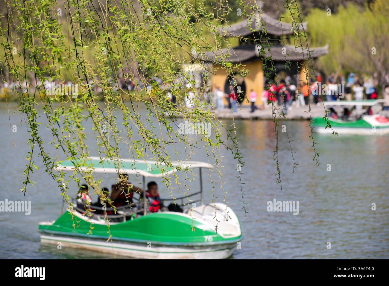 Spring scenery at the Slender West Lake scenic area in Yangzhou City ...