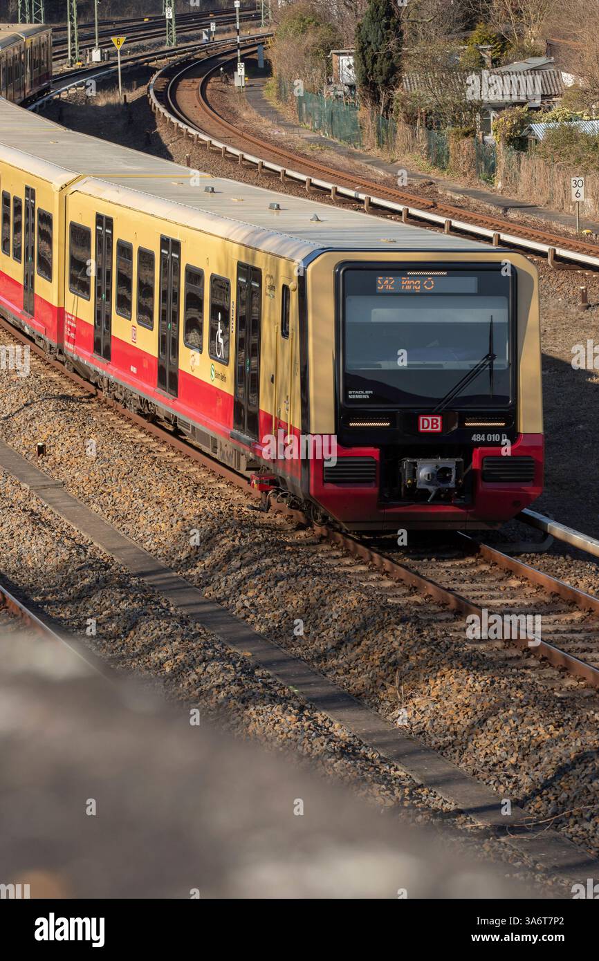 S42: Stadler-Siemens Zug auf dem Berliner Ring unterwegs, Ein moderner ...