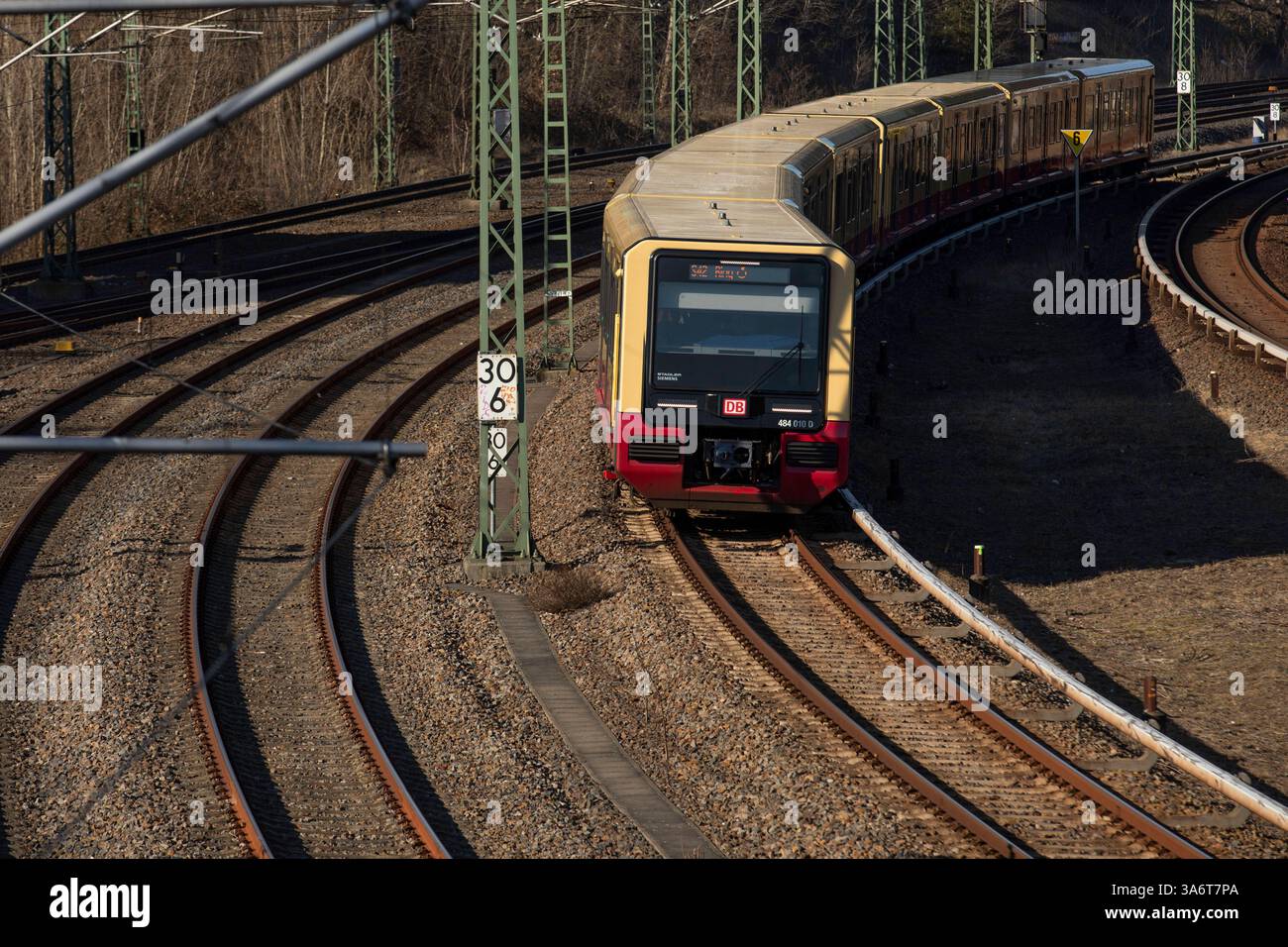 S42: Stadler-Siemens Zug auf dem Berliner Ring unterwegs, Ein moderner ...