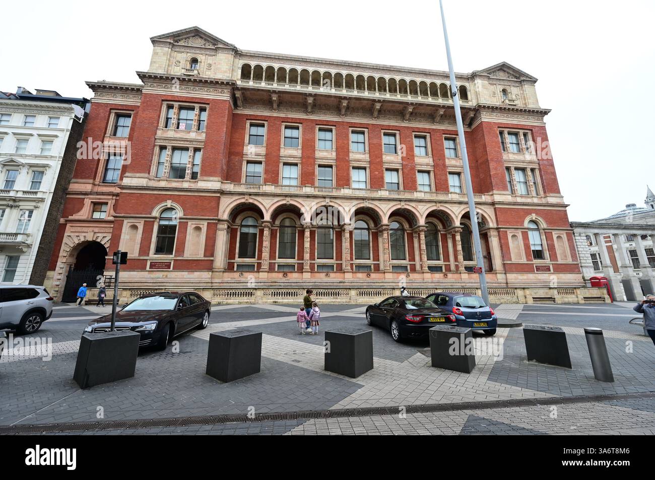 Victoria and Albert Museum Henry Cole wing in London Stock Photo - Alamy