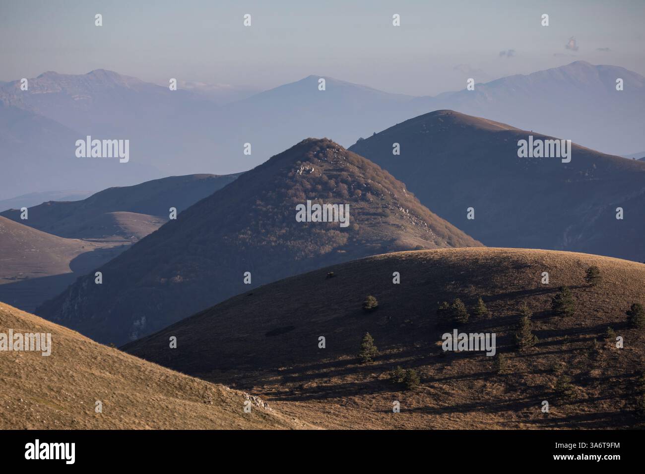 Beautiful rolling hills hi-res stock photography and images - Alamy
