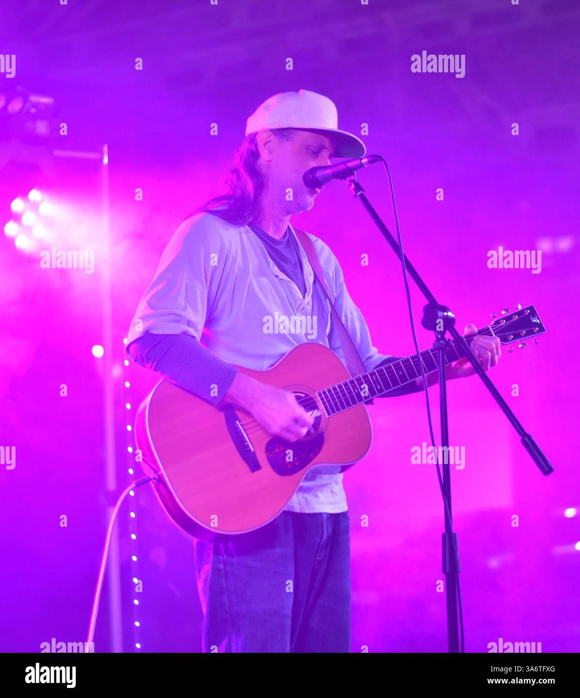 Gary Stringer, lead vocals of Reef, in performance at the 7 Hills ...