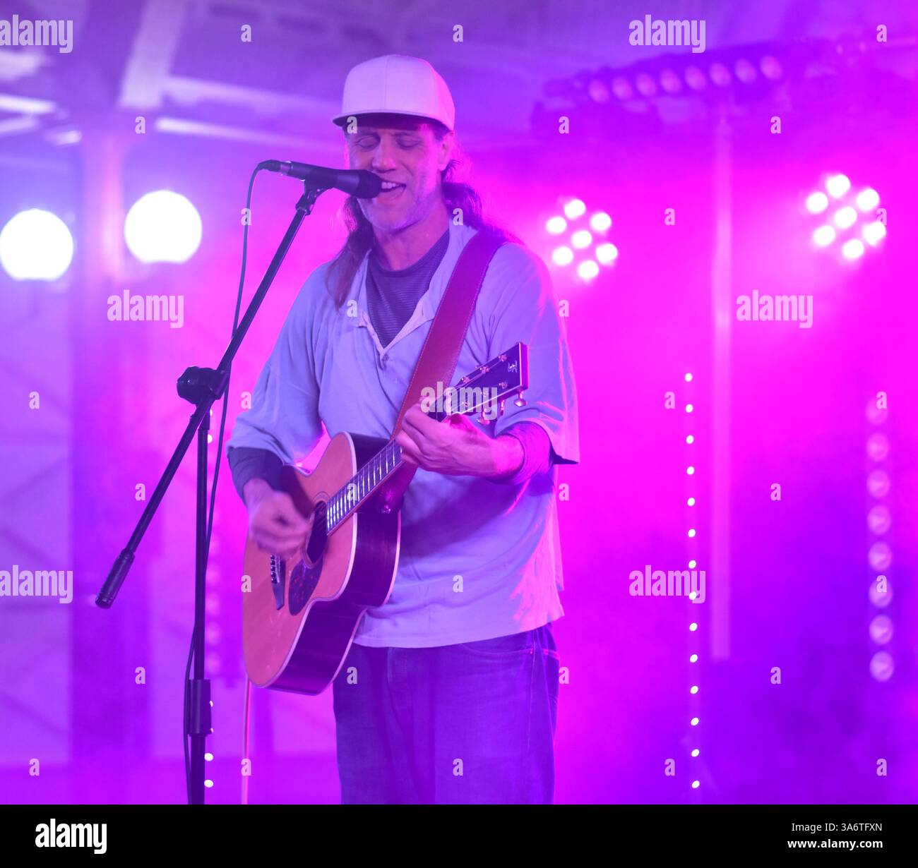 Gary Stringer, lead vocals of Reef, in performance at the 7 Hills ...