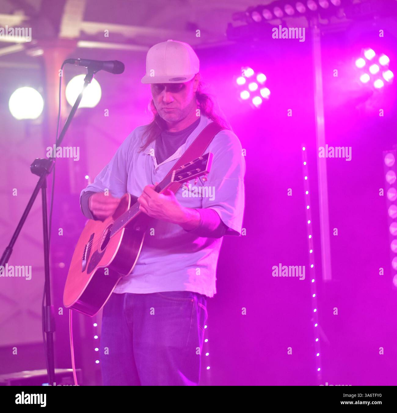 Gary Stringer, lead vocals of Reef, in performance at the 7 Hills ...