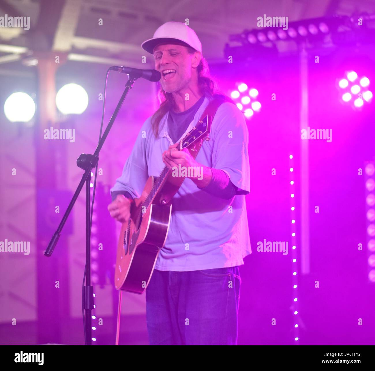 Gary Stringer, lead vocals of Reef, in performance at the 7 Hills ...