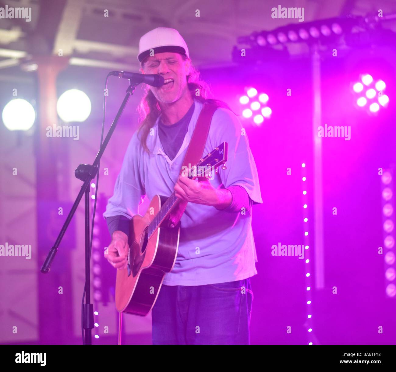 Gary Stringer, lead vocals of Reef, in performance at the 7 Hills ...