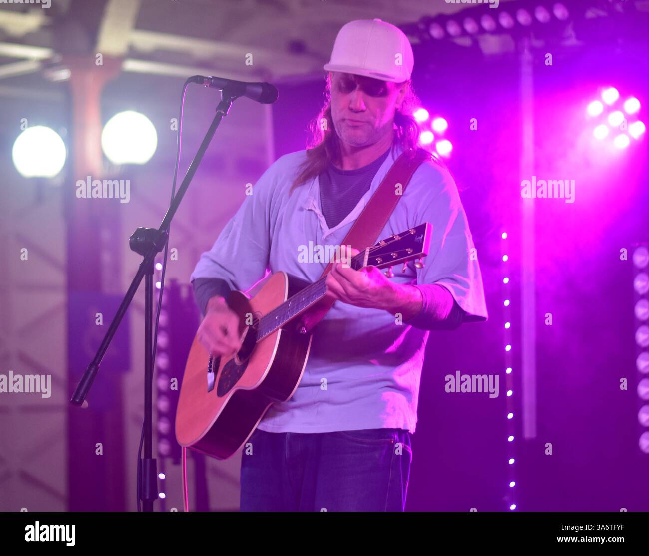 Gary Stringer, lead vocals of Reef, in performance at the 7 Hills ...