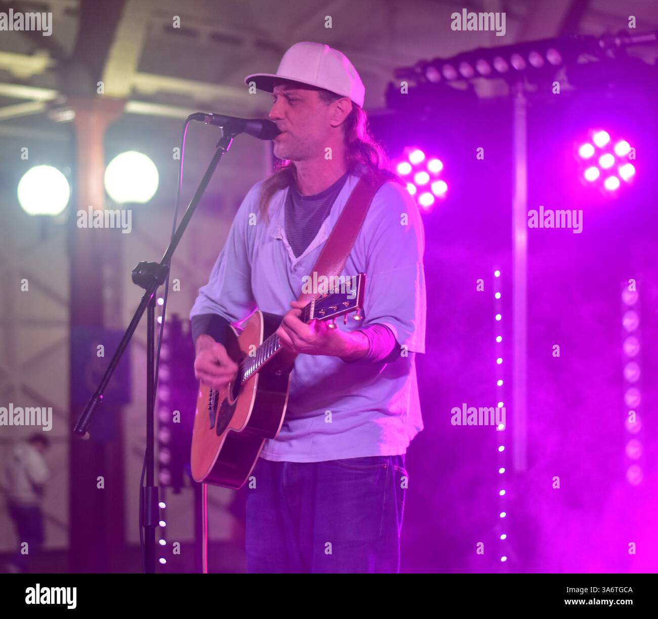 Gary Stringer, lead vocals of Reef, in performance at the 7 Hills ...