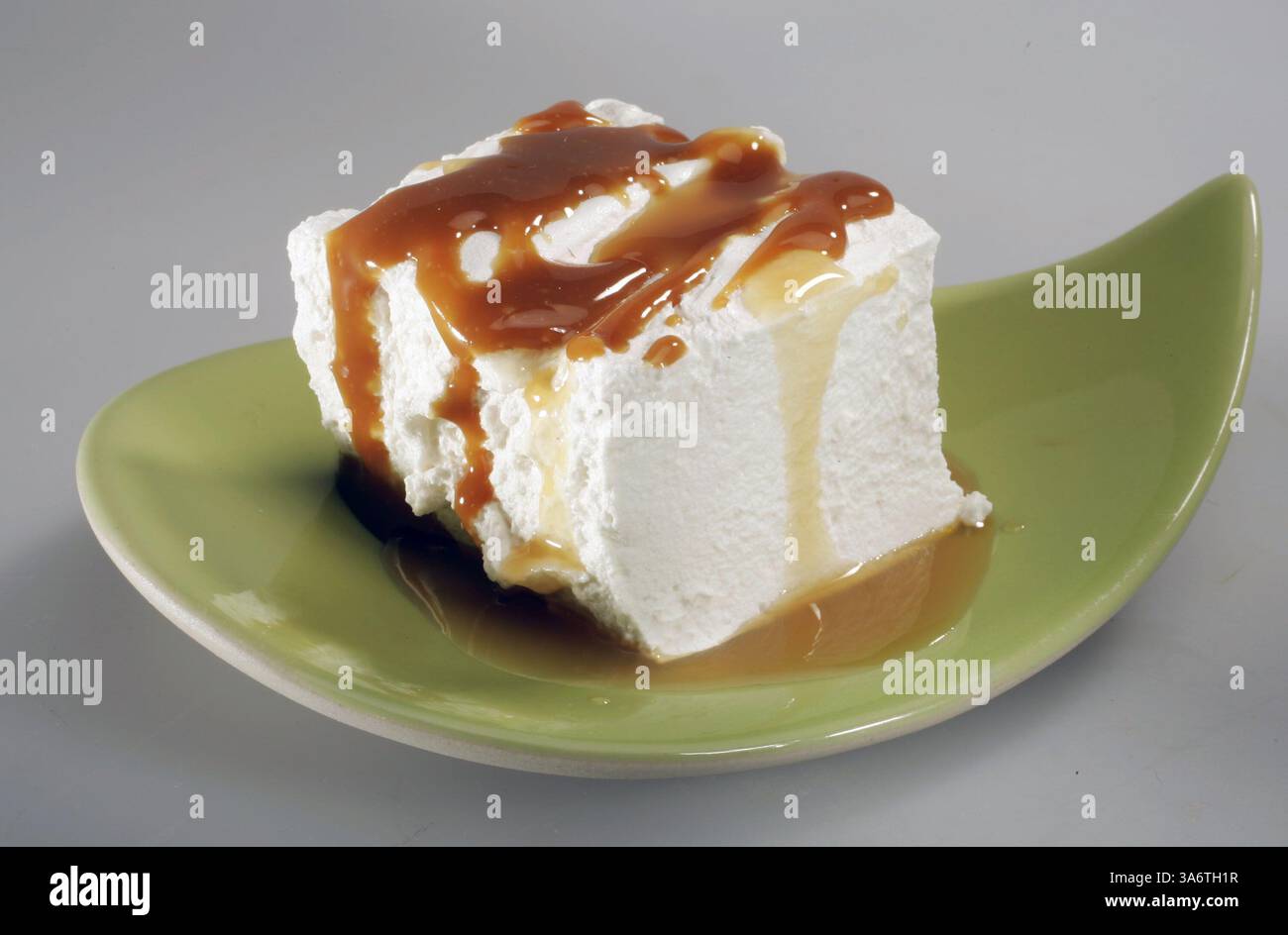 Oct. 1, 2008 - Vanilla marshmallow drizzled in caramel sauce. (Tammy ...