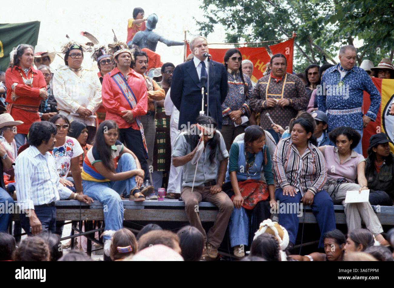 Jul 12, 1978; Washington, DC, USA; Actor MARLON BRANDO (C) talks to ...