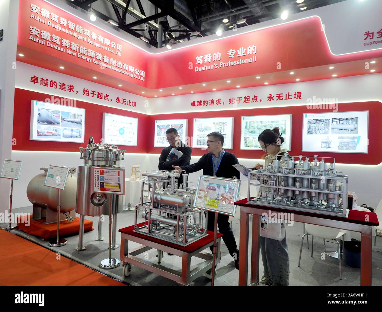 Beijing, China. 26th Mar, 2025. BEIJING, CHINA - MARCH 26, 2025 - Visitors visit the "hydrogen ...