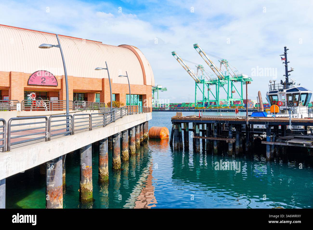 Gantry cran hi-res stock photography and images - Alamy
