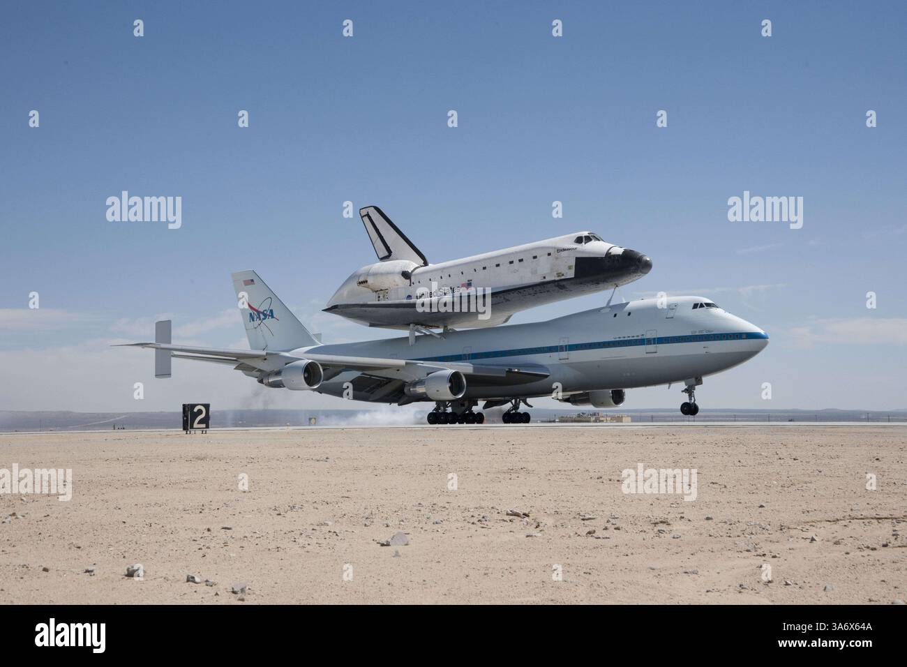 Top down flyby hi-res stock photography and images - Alamy