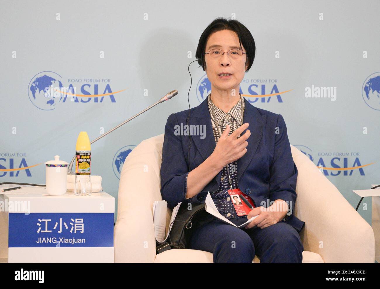 (250326) -- BOAO, March 26, 2025 (Xinhua) -- Jiang Xiaojuan, a ...