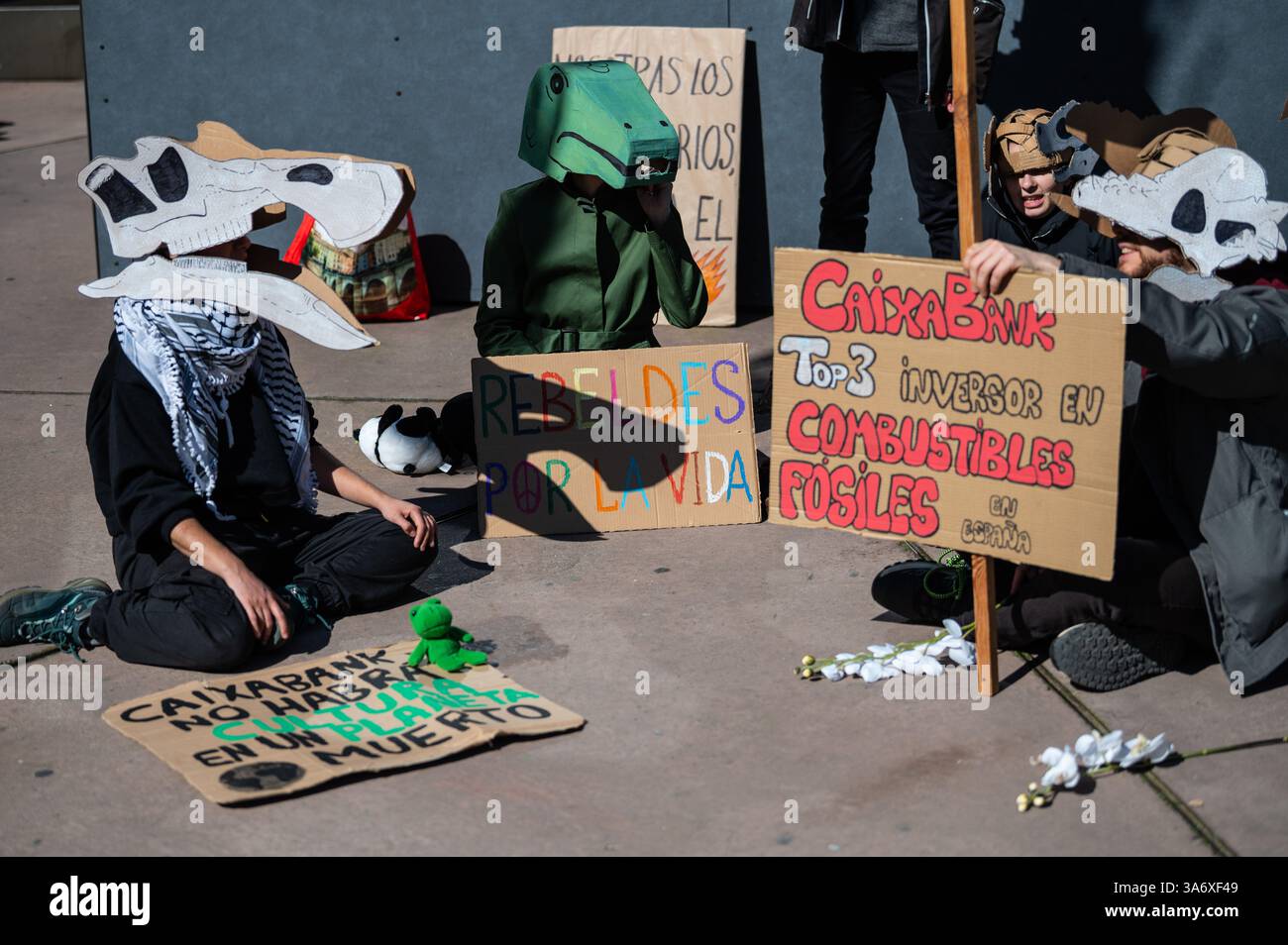 Climate activists from extinction hi-res stock photography and images ...