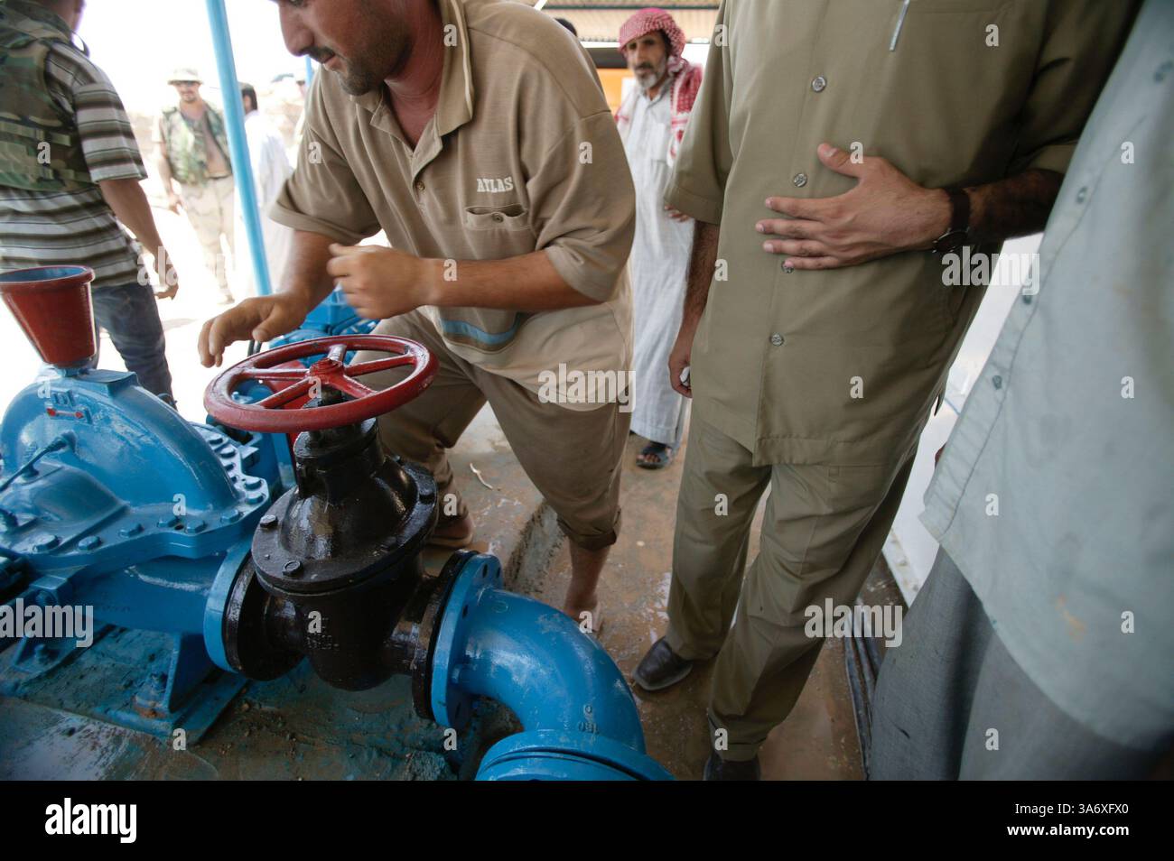 Iraqi construction workers hi-res stock photography and images - Alamy