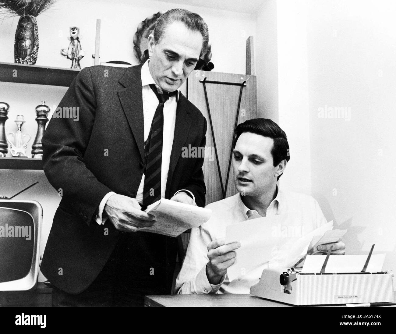 Feb. 14, 2005 - ROBERT ALDA AND SON ALAN ALDA.1975.1970S.SUPPLIED BY ...