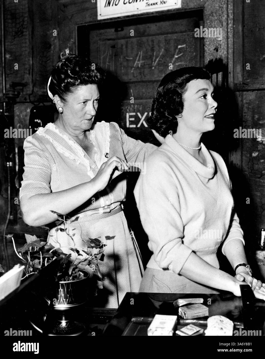 Jan. 1, 2011 - JANE WYMAN ON THE SET OF ''JANE WYMAN'S FIRESIDE THEATRE ...
