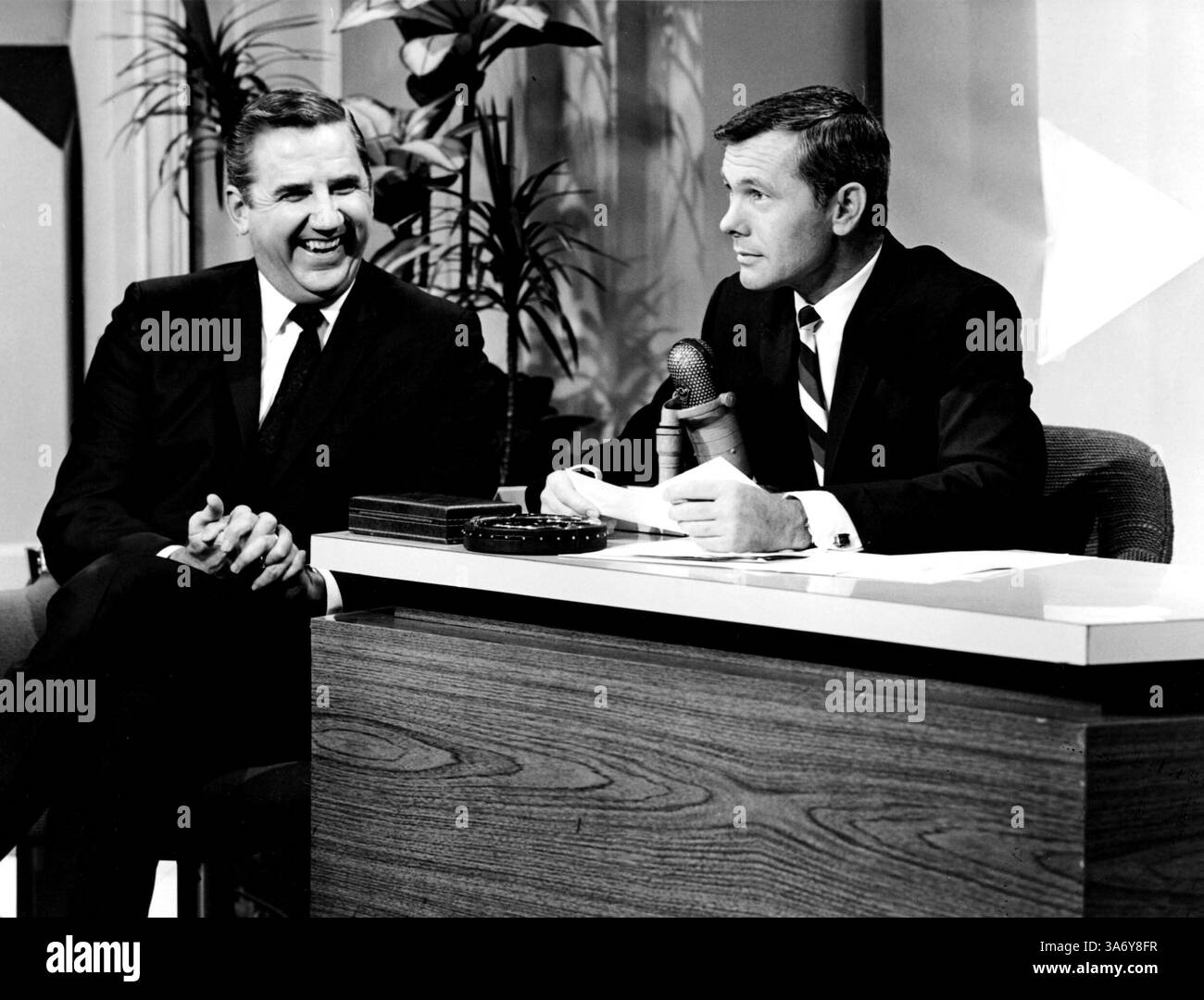 Johnny carson show ed mcmahon hi-res stock photography and images - Alamy