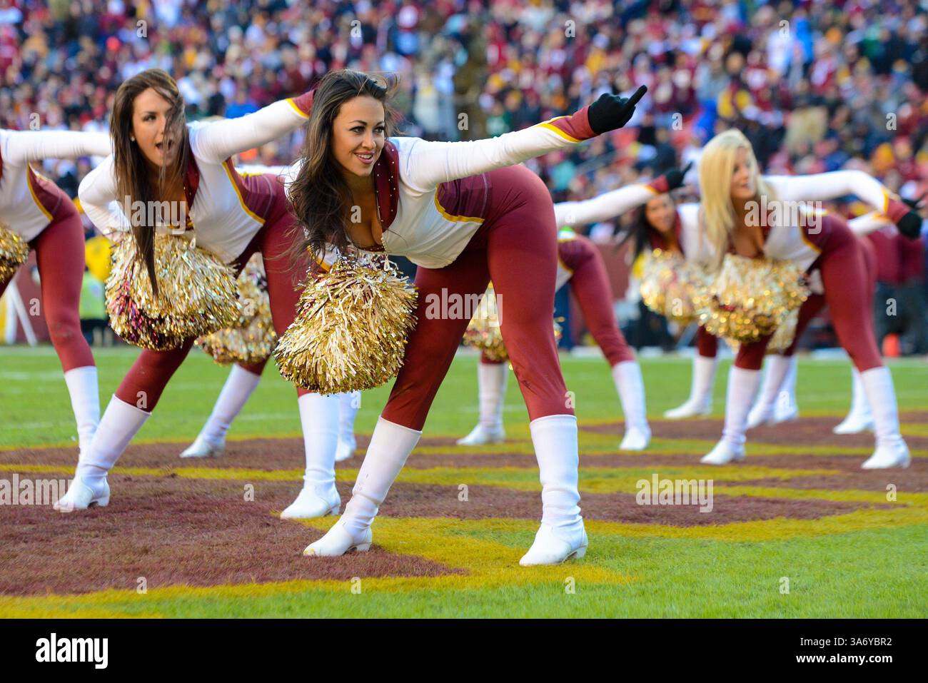 Washington redskin cheerleaders hi-res stock photography and images - Alamy