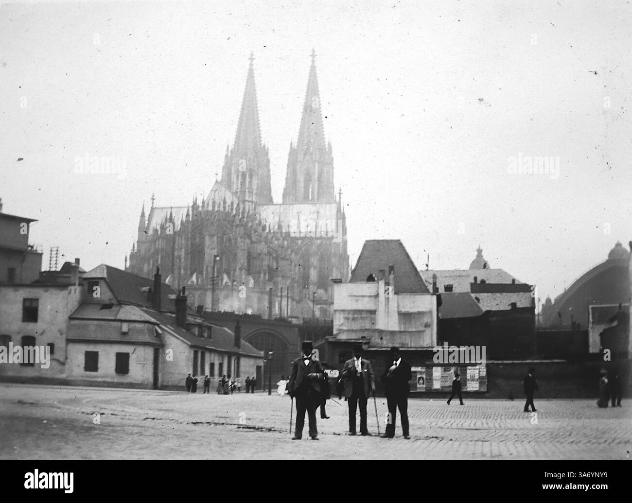 A group of gentlemen posing with the Cathedral in Köln behind them ...