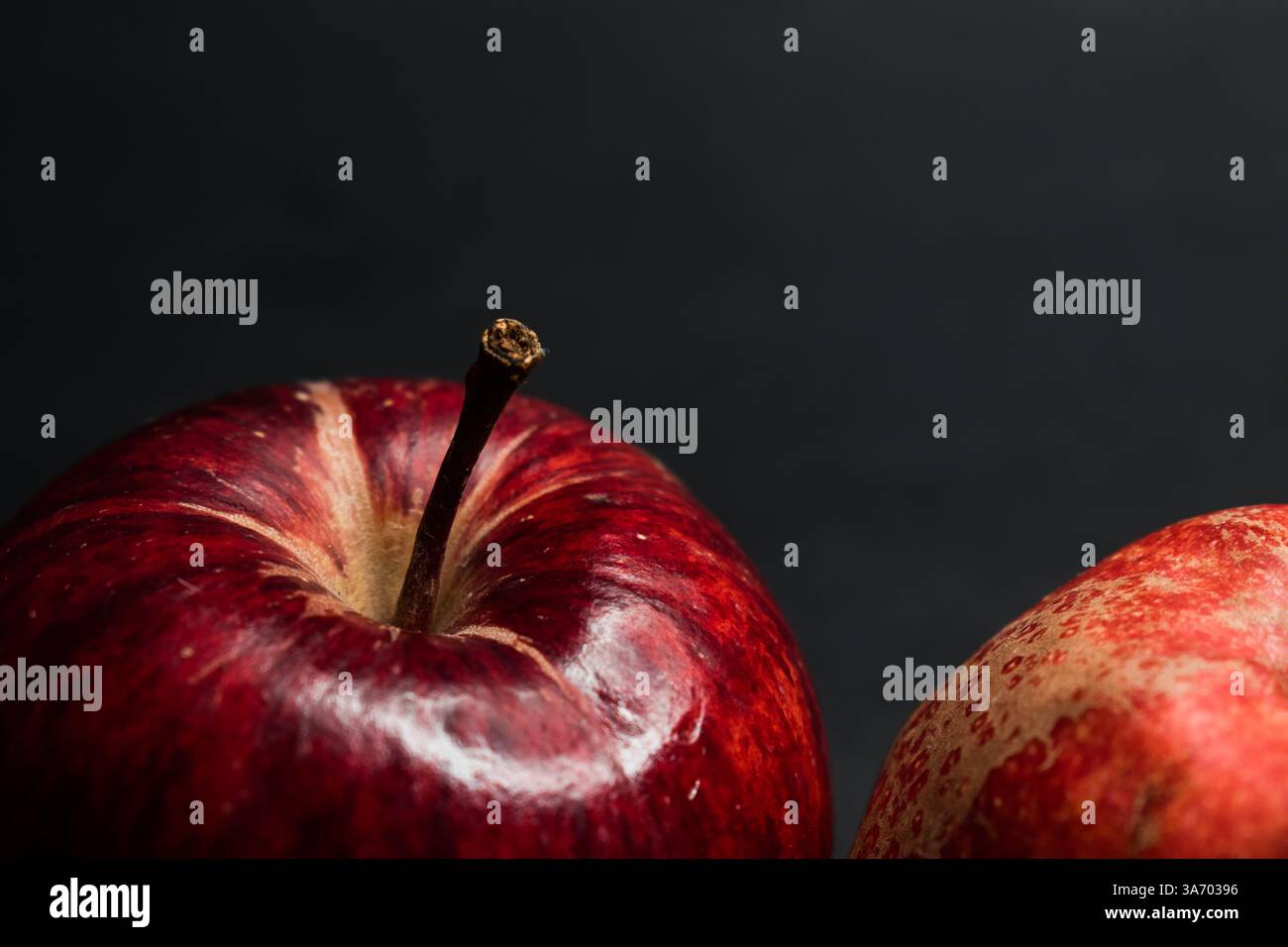 Shiny red apple with dark background Stock Photo - Alamy
