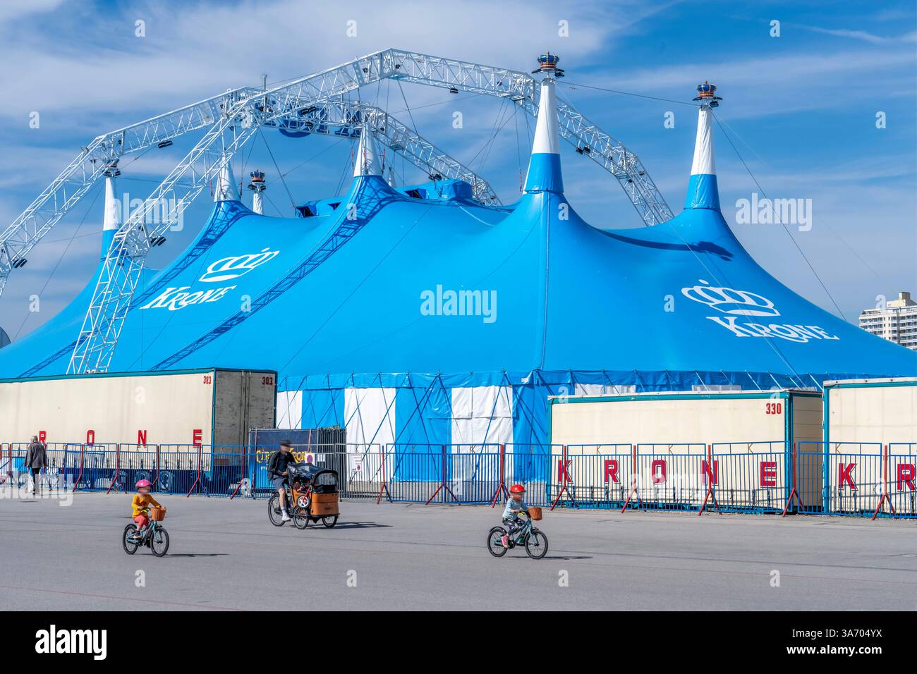 Circus Krone: Neues Zirkuszelt steht auf der Theresienwiese, München ...