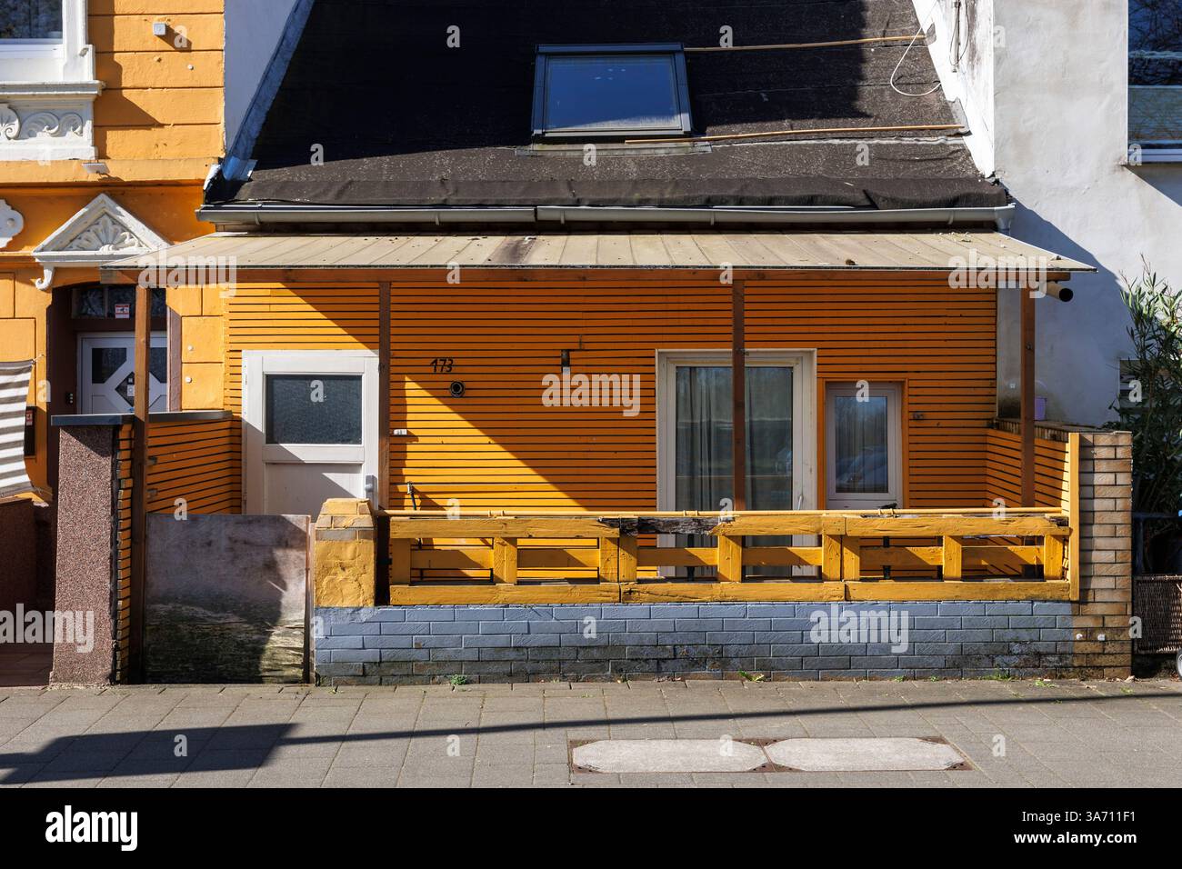 small house in the Niehl district, Cologne, Germany. kleines Haus im ...