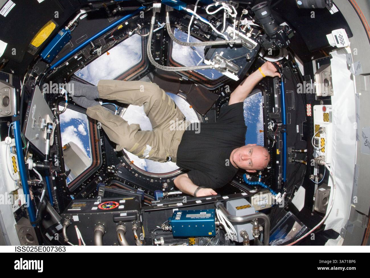 Oct. 14, 2010 - NASA astronaut Scott Kelly, Expedition 25 flight ...