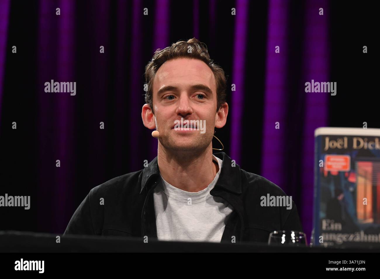 Schweizer Schriftsteller Joël Dicker liest und spricht auf der Lit ...